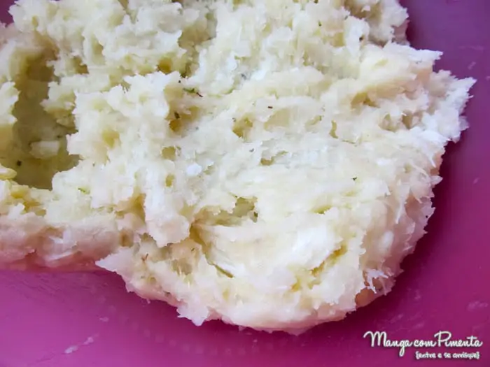 Bolinho de Aipim recheado e assado no forno