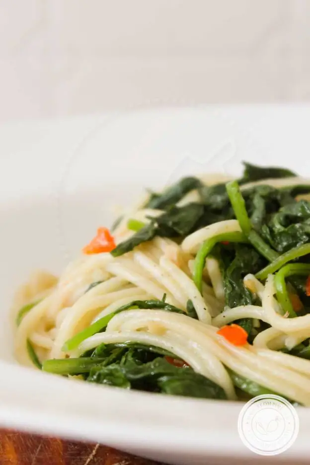 Rúcula Refogada com Molho de Tomate - Manga com Pimenta